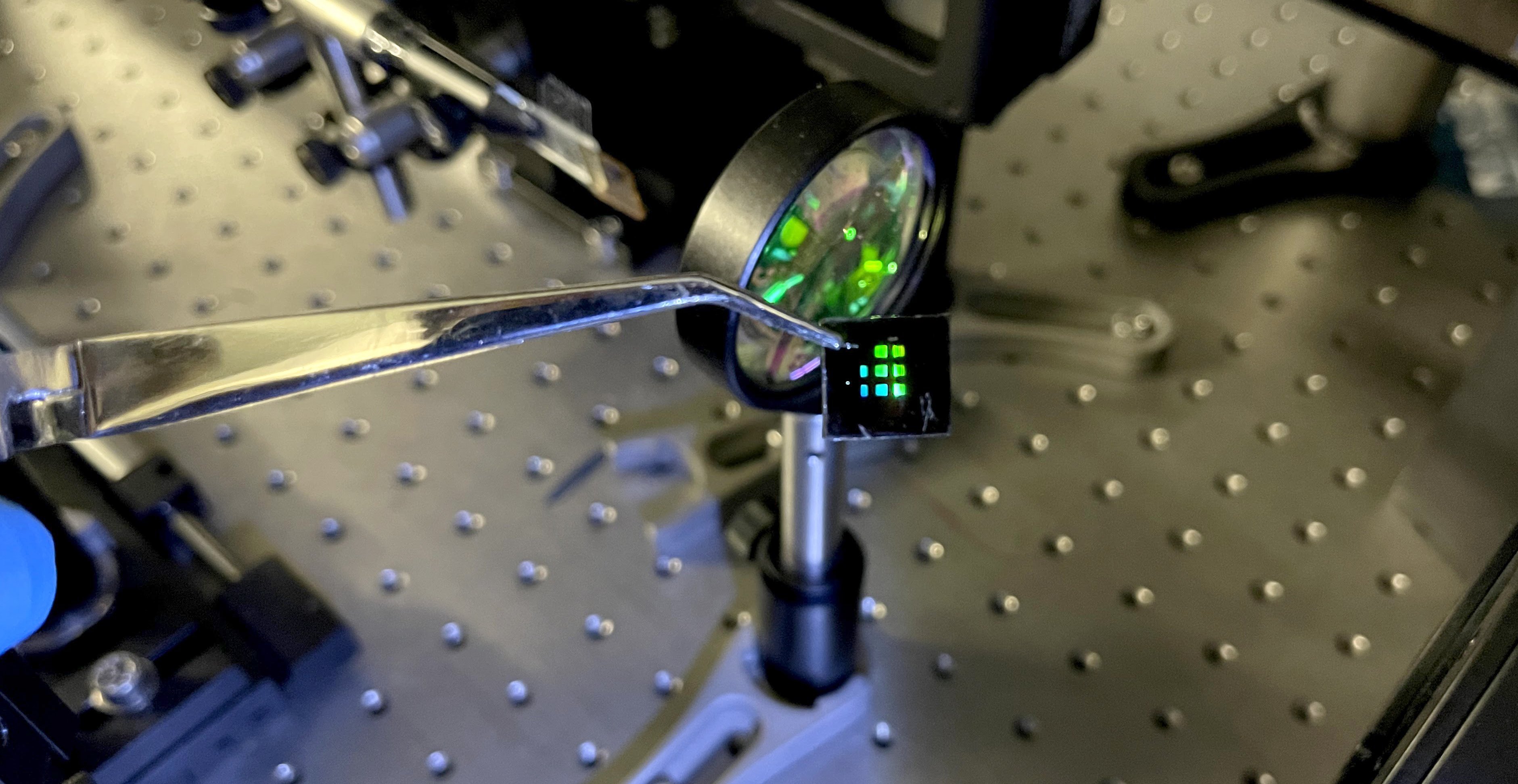 Quantum dots enable infrared lasing at room temperature for silicon ...